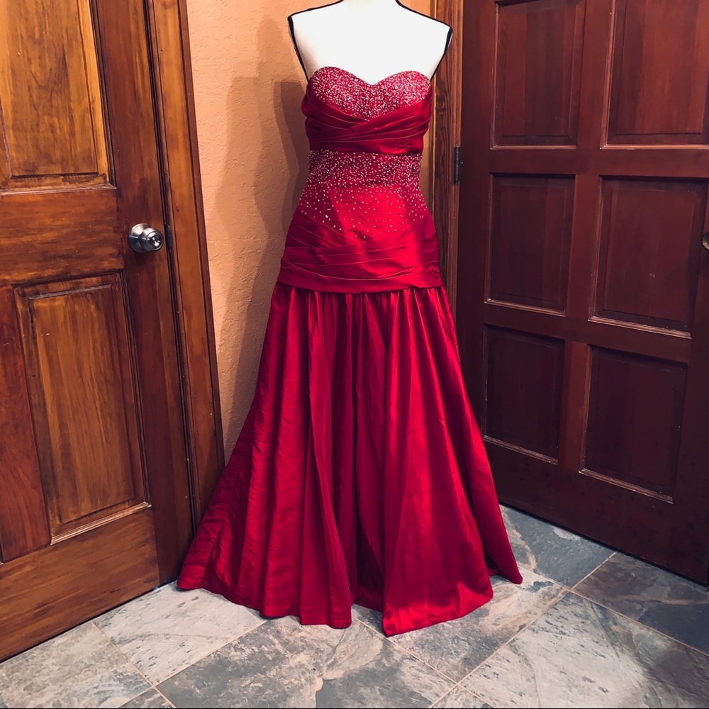 Stunning Beaded Ruby Red Gown / Prom / Size 10 - Gem